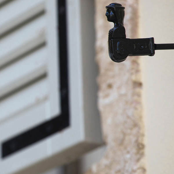 Window Shutter Holders - נגה נגרות חלונות לשימור | חלונות עץ למבני ...